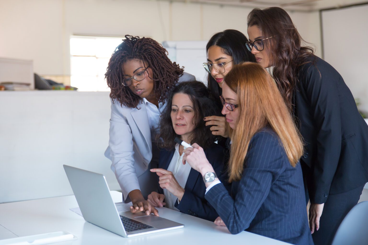 Bain CREW Program: For Ambitious Undergraduate Women